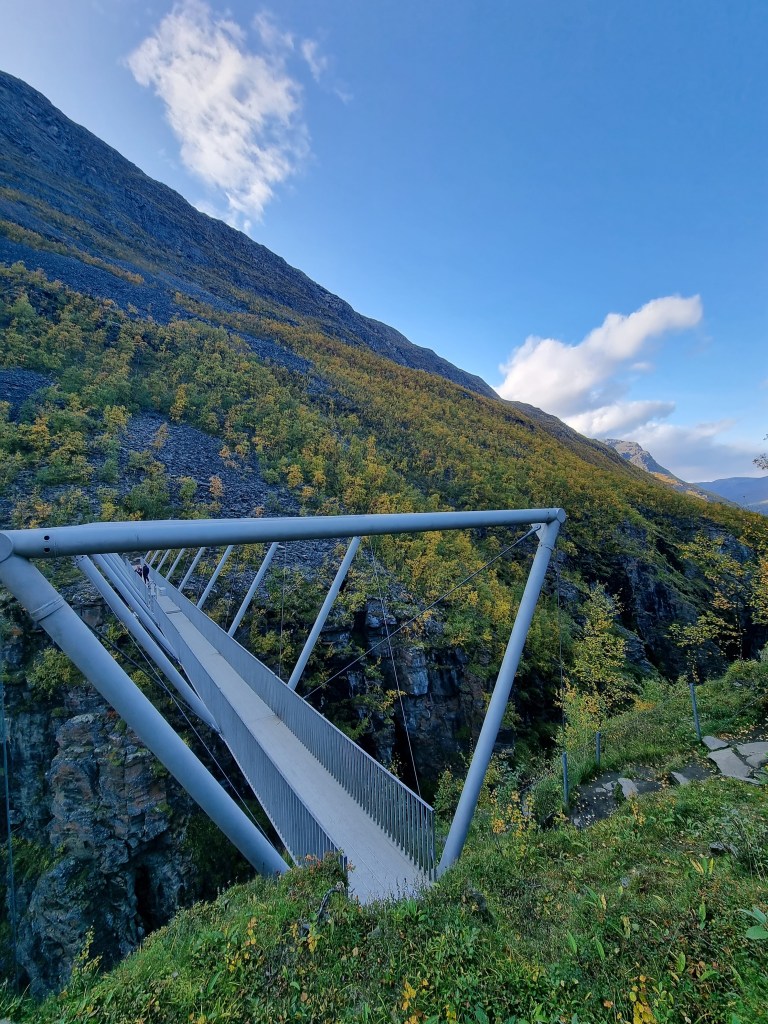 Gorsabrua ja syvyyksiin syöksyvä vesiputous, Birtavarre, Pohjois-Norja ...