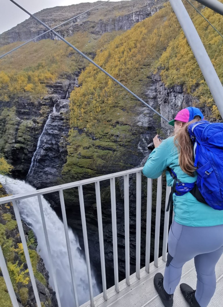 Gorsabrua ja syvyyksiin syöksyvä vesiputous, Birtavarre, Pohjois-Norja ...